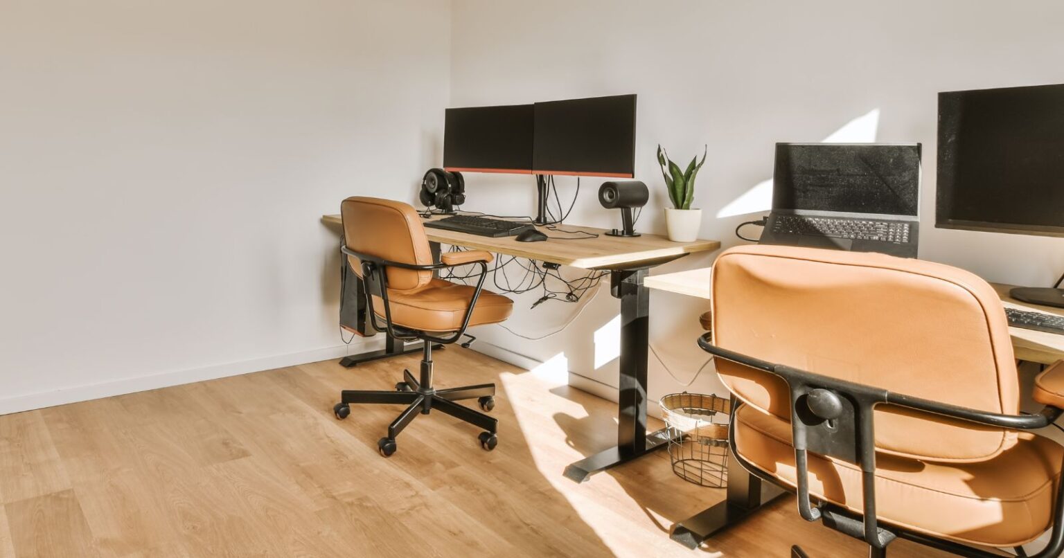 Arbeitsplatz mit 2 Bildschirmen ergonomisch einrichten